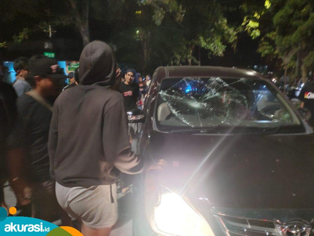 Sopir Mobil Diamuk Massa usai Tabrak Pengendara Motor di Simpang ...