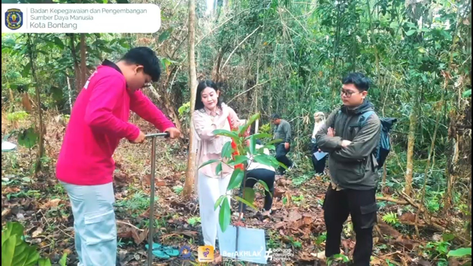 Naik Pangkat, ASN Bontang Tanam Pohon dan Buat Biopori